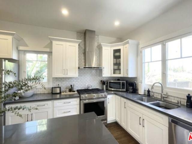 3218 W 27th St, Los Angeles, CA 90018 | MLS #25630 | Compass