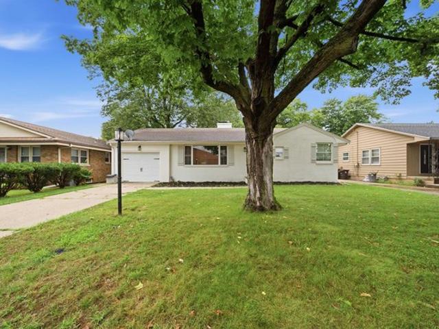 3219 N Twelve Oaks Dr, Peoria, IL 61604