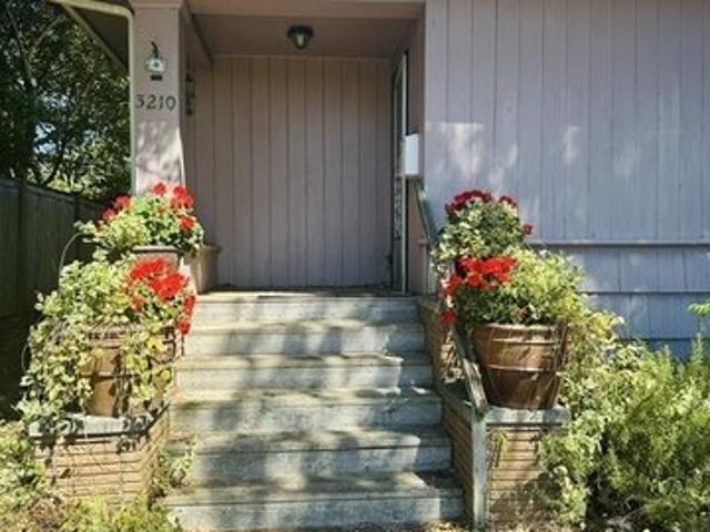 3210 NW 69th St, Seattle, WA 98117