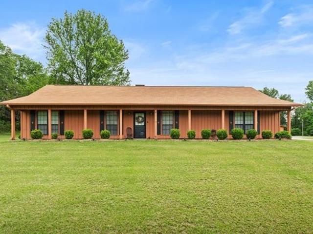3211 Country Club Ln, Hope, AR 71801