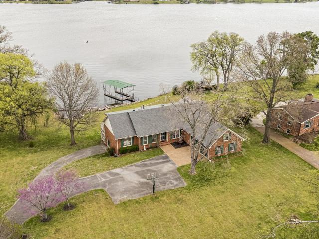 3211 Lakeshore Dr