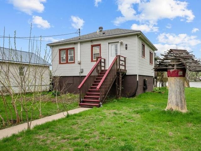 3213 S Shore Dr, Moline, IL 61265