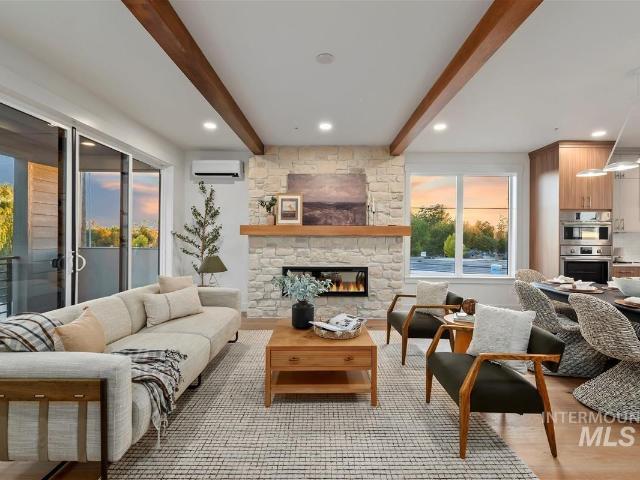 3213 W Moore