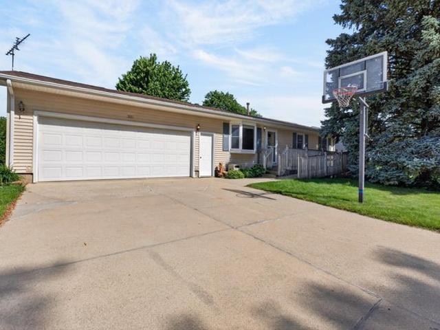 321 Devlin Cir, Cedar Falls, IA 50613