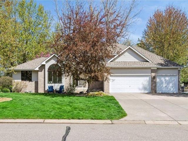 321 Dunbar Way, Mahtomedi, MN 55115