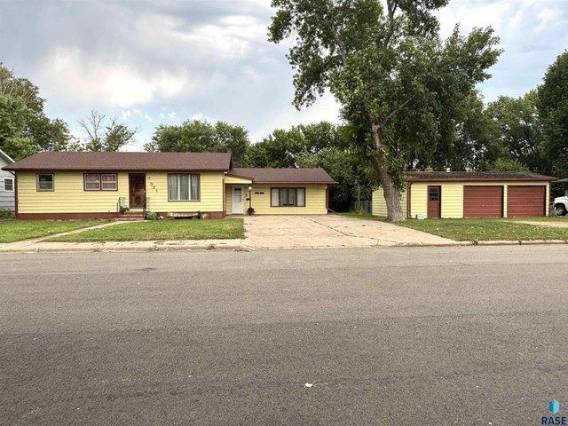 321 E 8th St, Miller, SD 57362