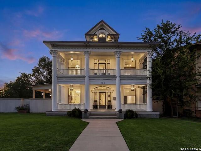 321 E Dewey Place