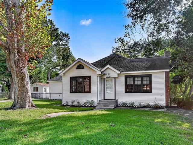 321 S Arcola St, Angleton, TX 77515