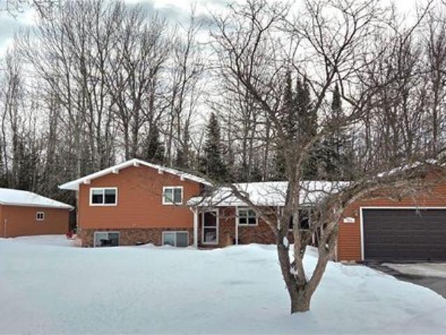 321 Shorewood Dr, International Falls, MN 56649