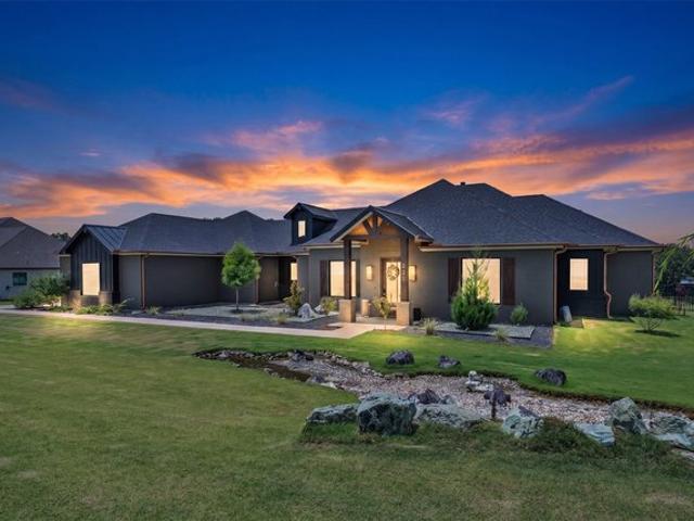 321 Pear Valley Ln, Burleson, TX 76028
