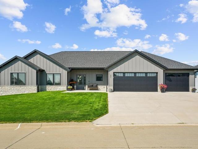 321 Wyatt Dr, Peosta, IA 52068