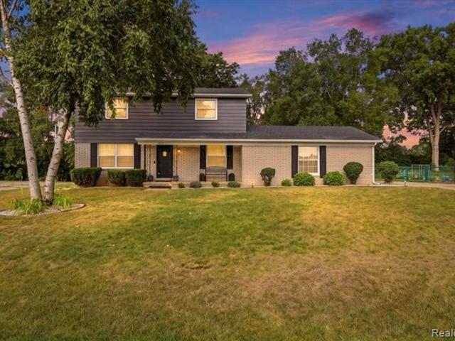 3225 Golfhill Dr, Waterford Township, MI 48329