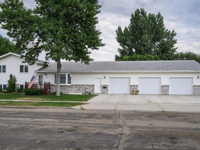 3226 Devon Dr, Bismarck, ND 58504