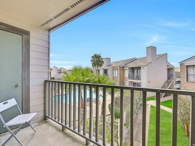 3220 69th St Apt J6, Galveston, TX 77551