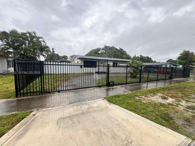 3221 NW 182nd St, Miami Gardens, FL 33056