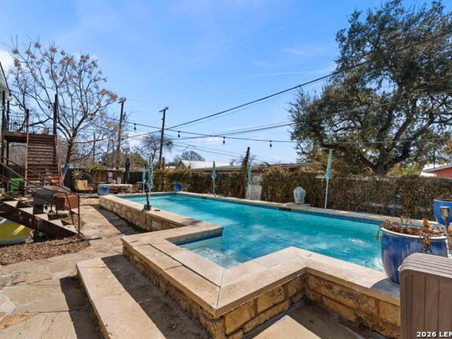 3221 N Flores