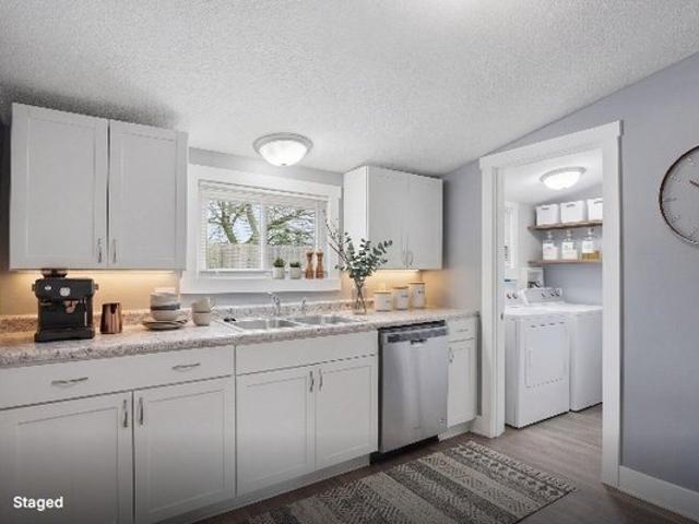 3221 E 12th St, Des Moines, IA 50316