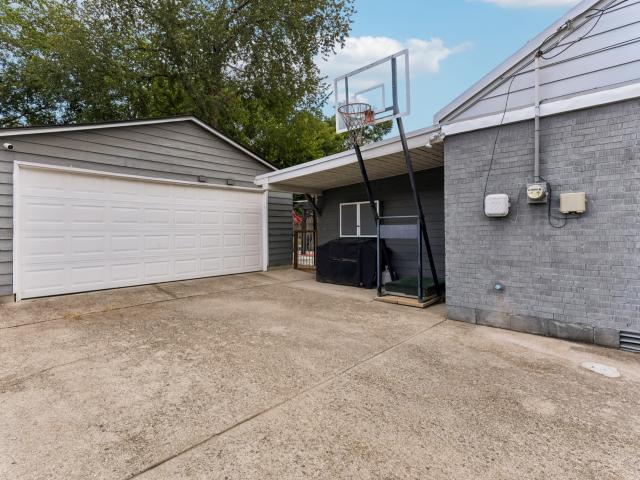 3221 Holbrook Dr