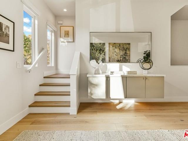 3222 S Barrington Ave, Los Angeles, CA 90066