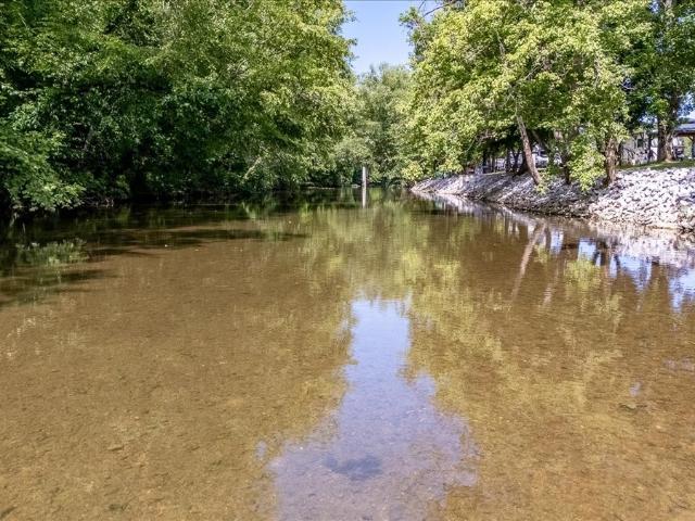 322 Creekside Ln