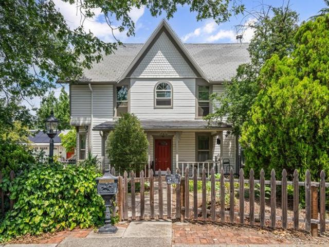 322 N 3rd St, Central Point, OR 97502