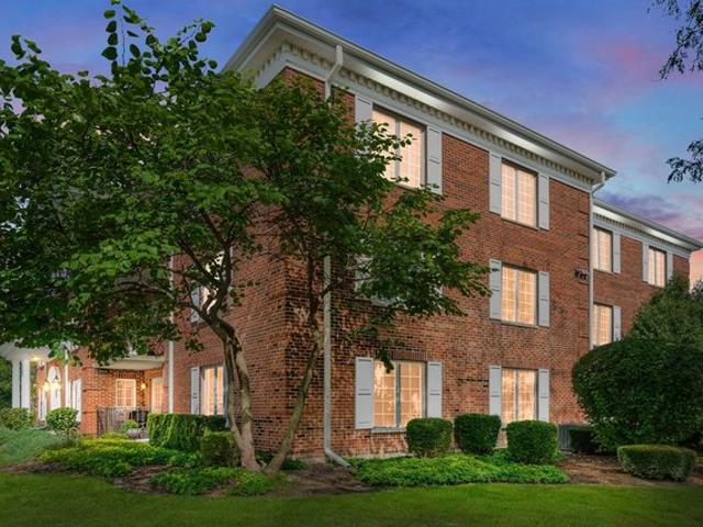 322 Park Ave Apt 2A, Clarendon Hills, IL 60514