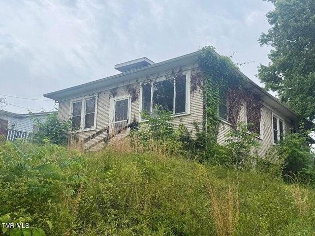 322 Parks Worley St, Bluff City, TN 37618