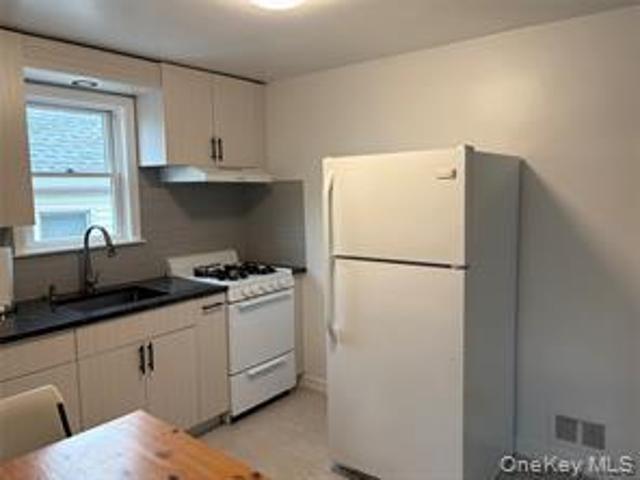 322 Penn Street E