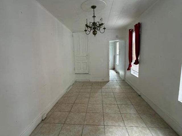 322 W Douglass St