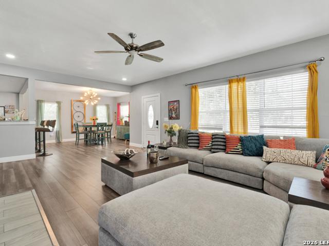 322 W Huisache Ave