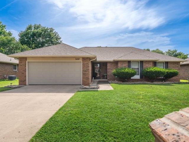 3237 S Kings Ave, Springfield, MO 65807