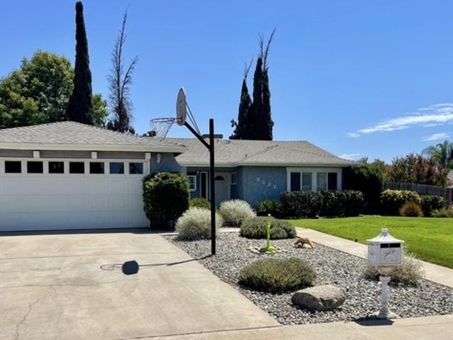 3237 W Country Ct, Visalia, CA 93277