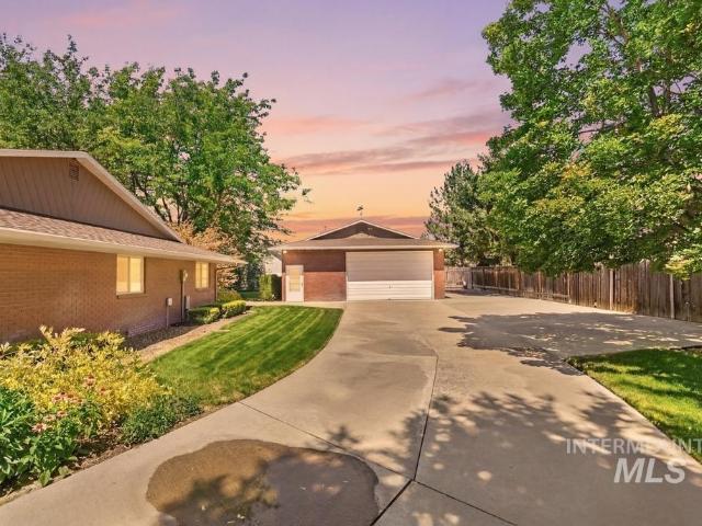 3237 Woodridge Dr