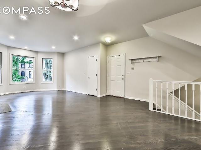 3230 N Seminary Ave 1, Chicago, IL