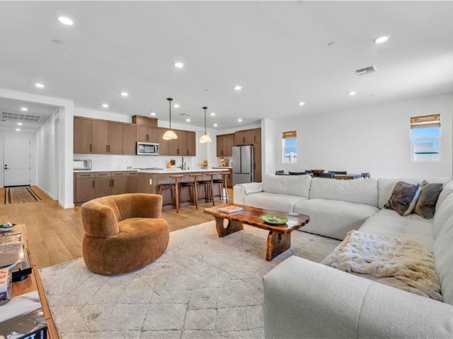 3230 Emerald Ln