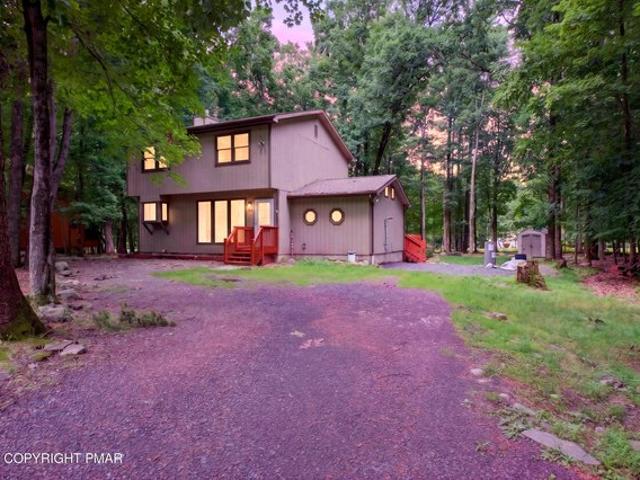 3232 Greenbriar Dr, East Stroudsburg, PA 18301