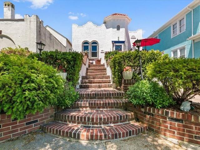323 E Walnut St, Long Beach, NY 11561