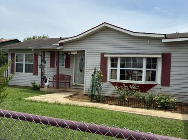 323 E White St, Dilley, TX 78017