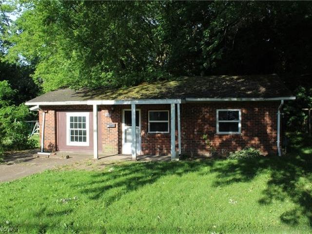 323 Fox Dr, Ashtabula, OH 44004