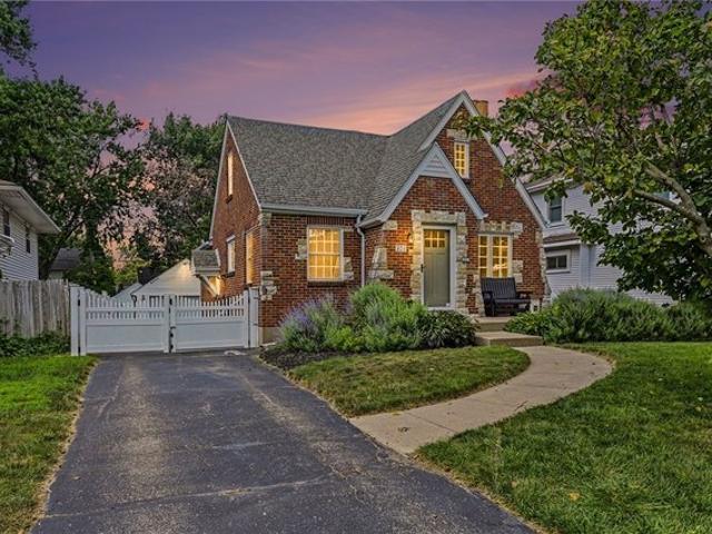 323 Orchard Dr, Oakwood, OH 45419