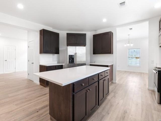 323 Lakeside Dr, Lakehills, TX 78063