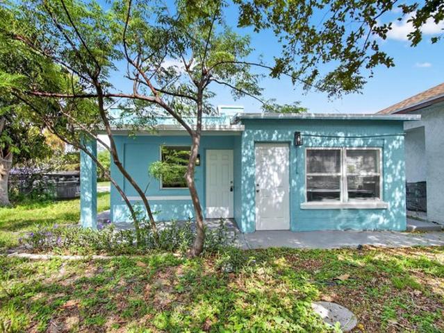 323 S E St, Lake Worth Beach, FL 33460