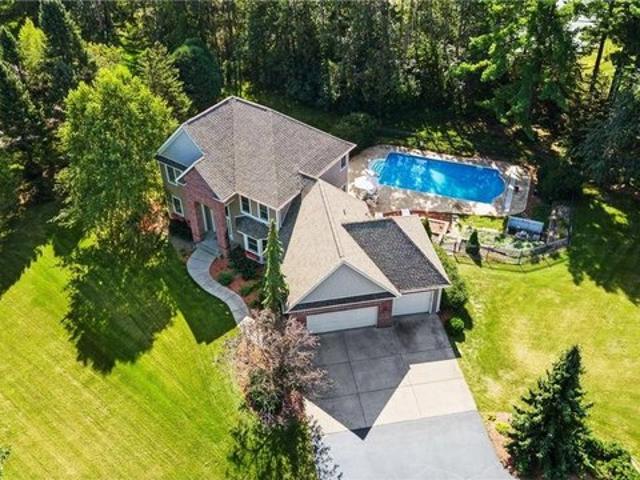 323 Saint Annes Pkwy, Hudson, WI 54016