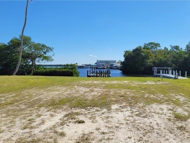 323 Shoreland Dr, Fort Myers, FL 33905