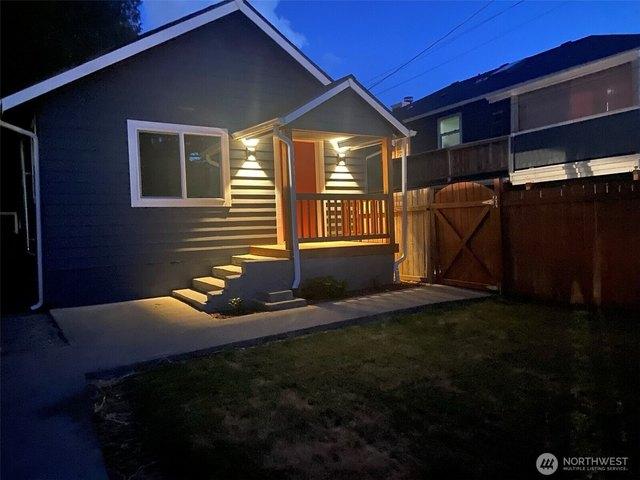 323 SW 108th St, Seattle, WA 98146