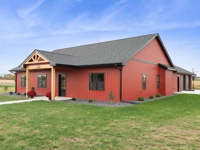 323 Roberts Ave, Marengo, IA 52301