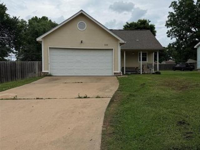 323 W Cypress St, Coweta, OK 74429