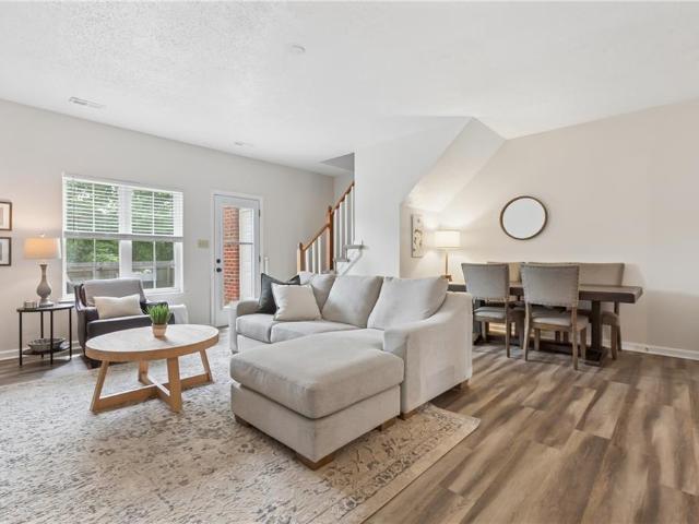 323 Westview DR