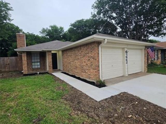 323 Valley Spring Dr, Arlington, TX 76018