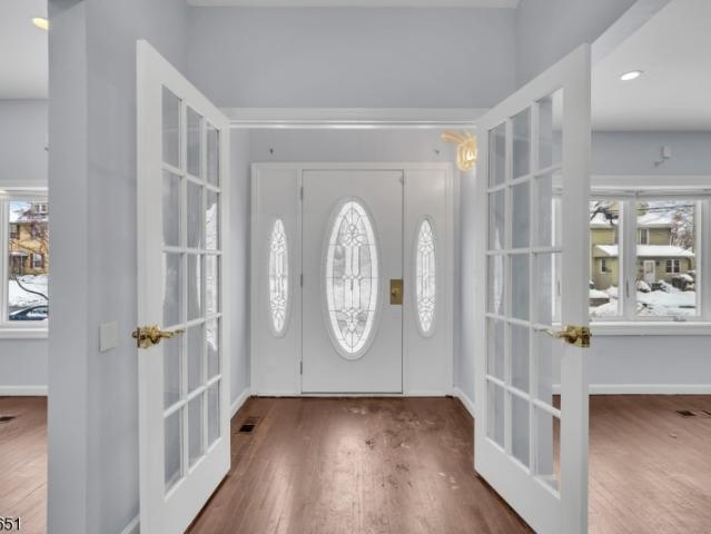 323 Van Houten Ave